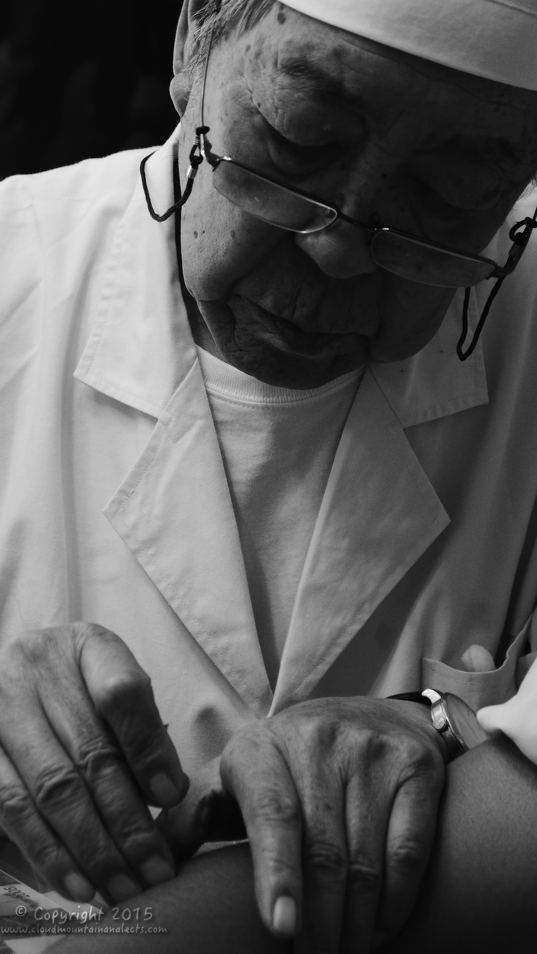 The Hands of An Old Acupuncture Doctor | Cloud Mountain Analects